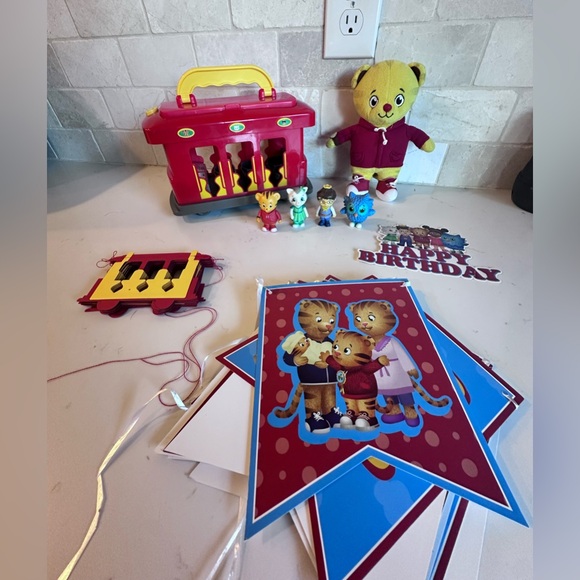 Daniel Tiger | Toys | Daniel Tigers Neighborhood Deluxe Electronic ...